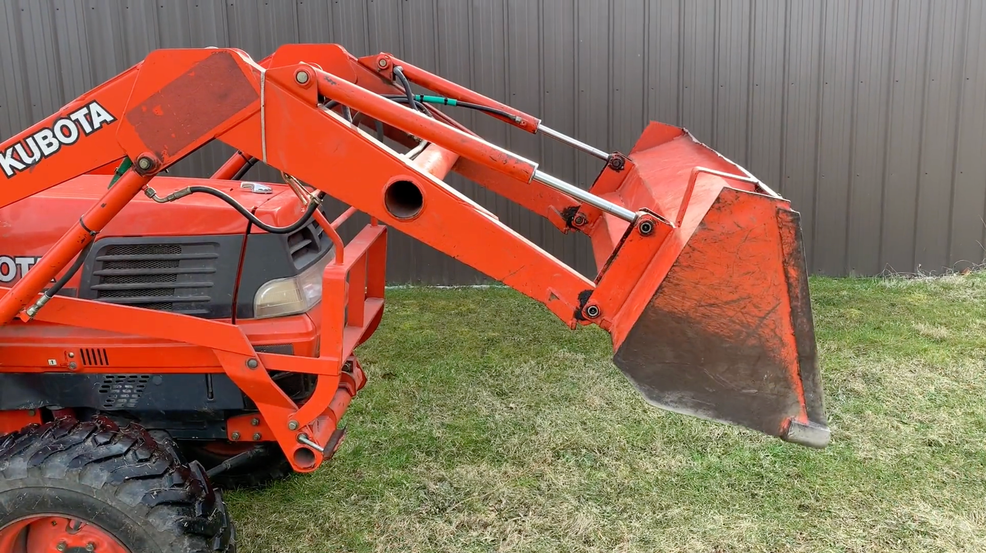 Changing Kubota Bucket to Quick Attach – Copper Knoll Farms